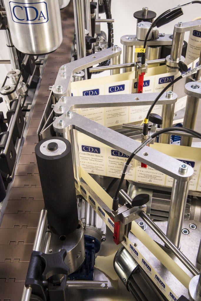 Lea - High-speed automatic labeling machine for beverage bottles.