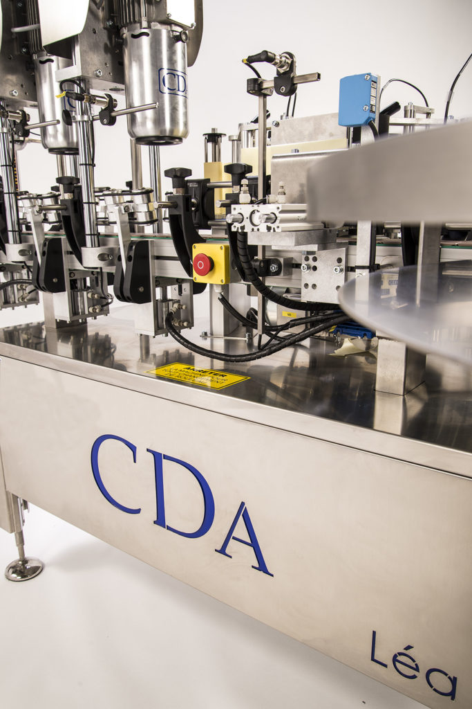 Lea - High-speed automatic labeling machine for beverage bottles.